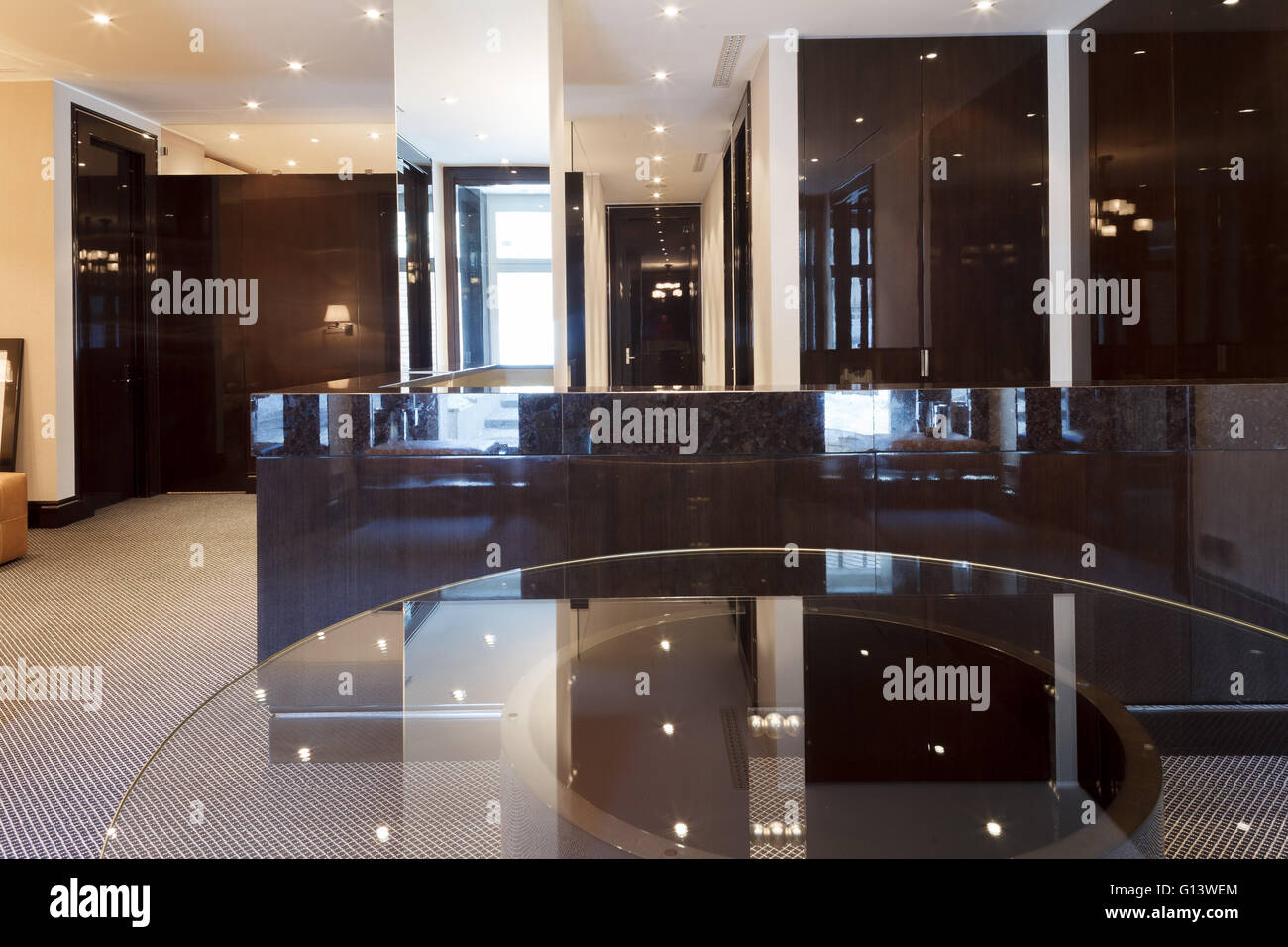 Empty luxury reception hall in modern office building Stock Photo - Alamy