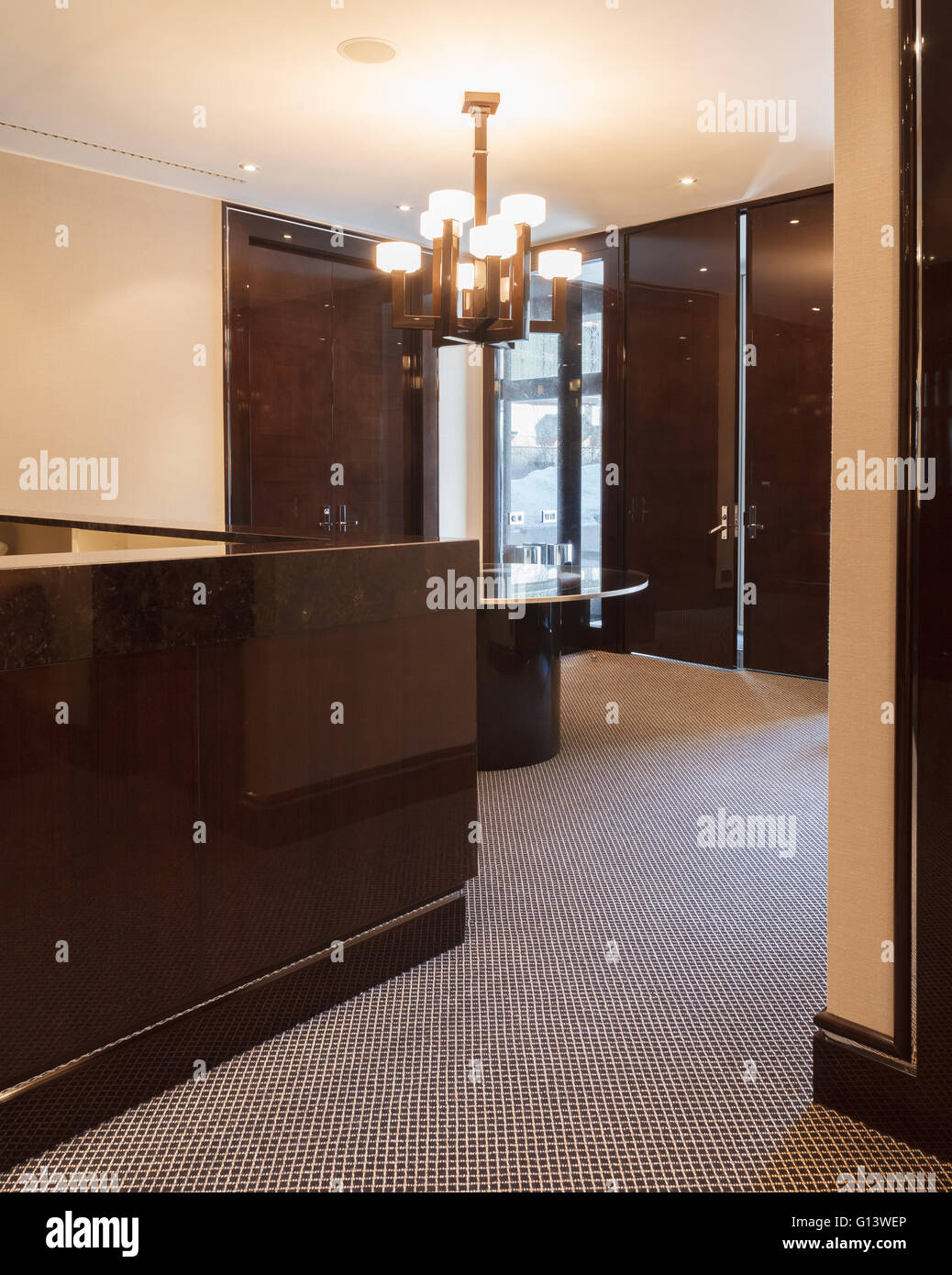 Empty luxury reception hall in modern office building Stock Photo - Alamy