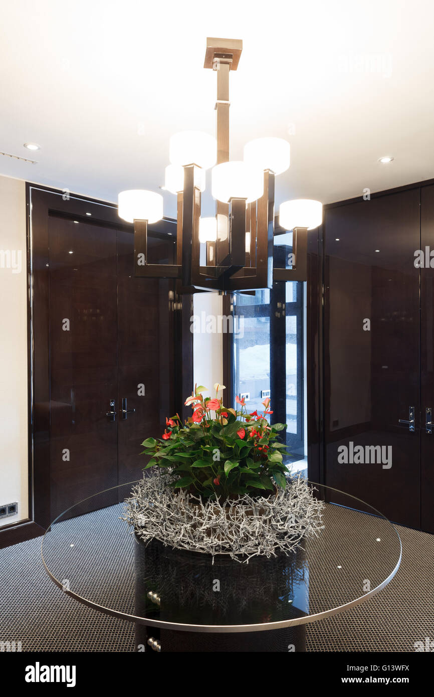Empty luxury reception hall in modern office building Stock Photo - Alamy