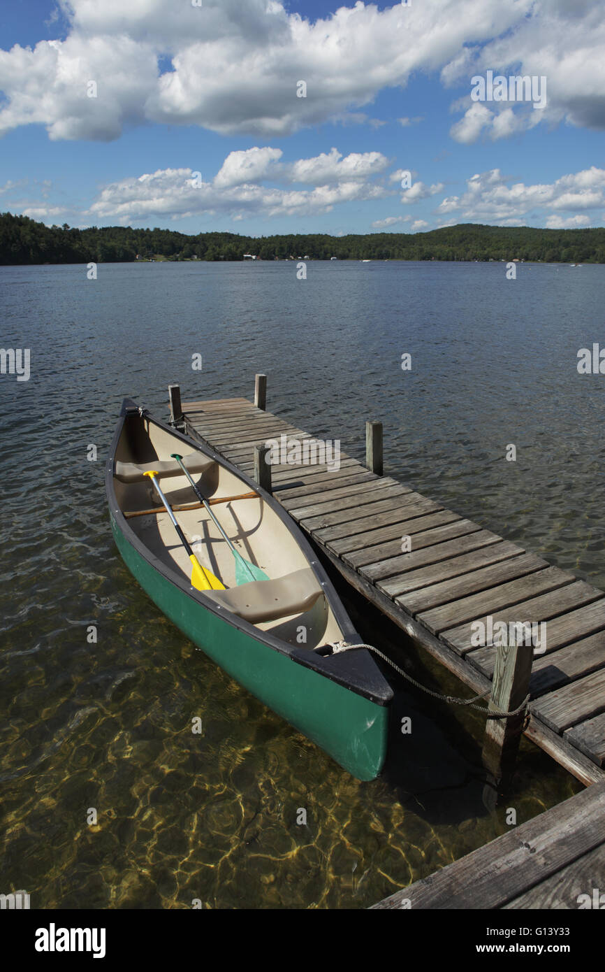Green canoe hi-res stock photography and images - Alamy