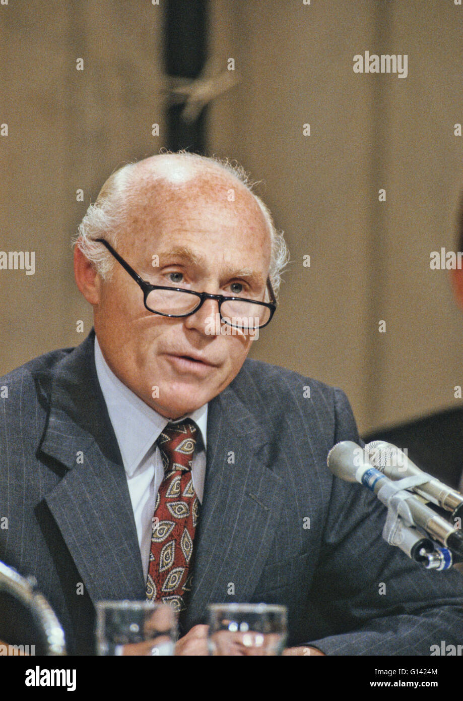 United States Senator Herb Kohl (Democrat of Wisconsin) makes an ...