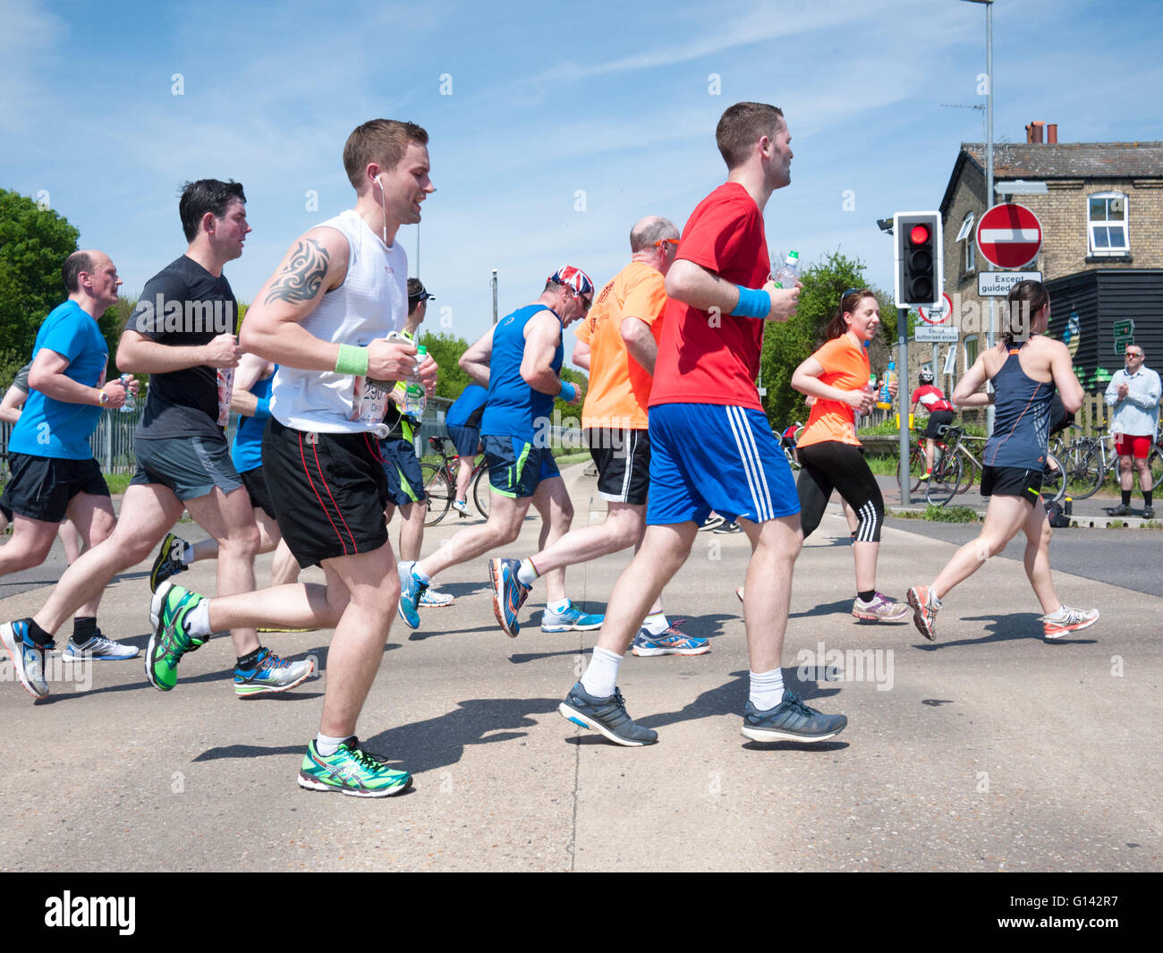 Runners pass hi-res stock photography and images - Alamy
