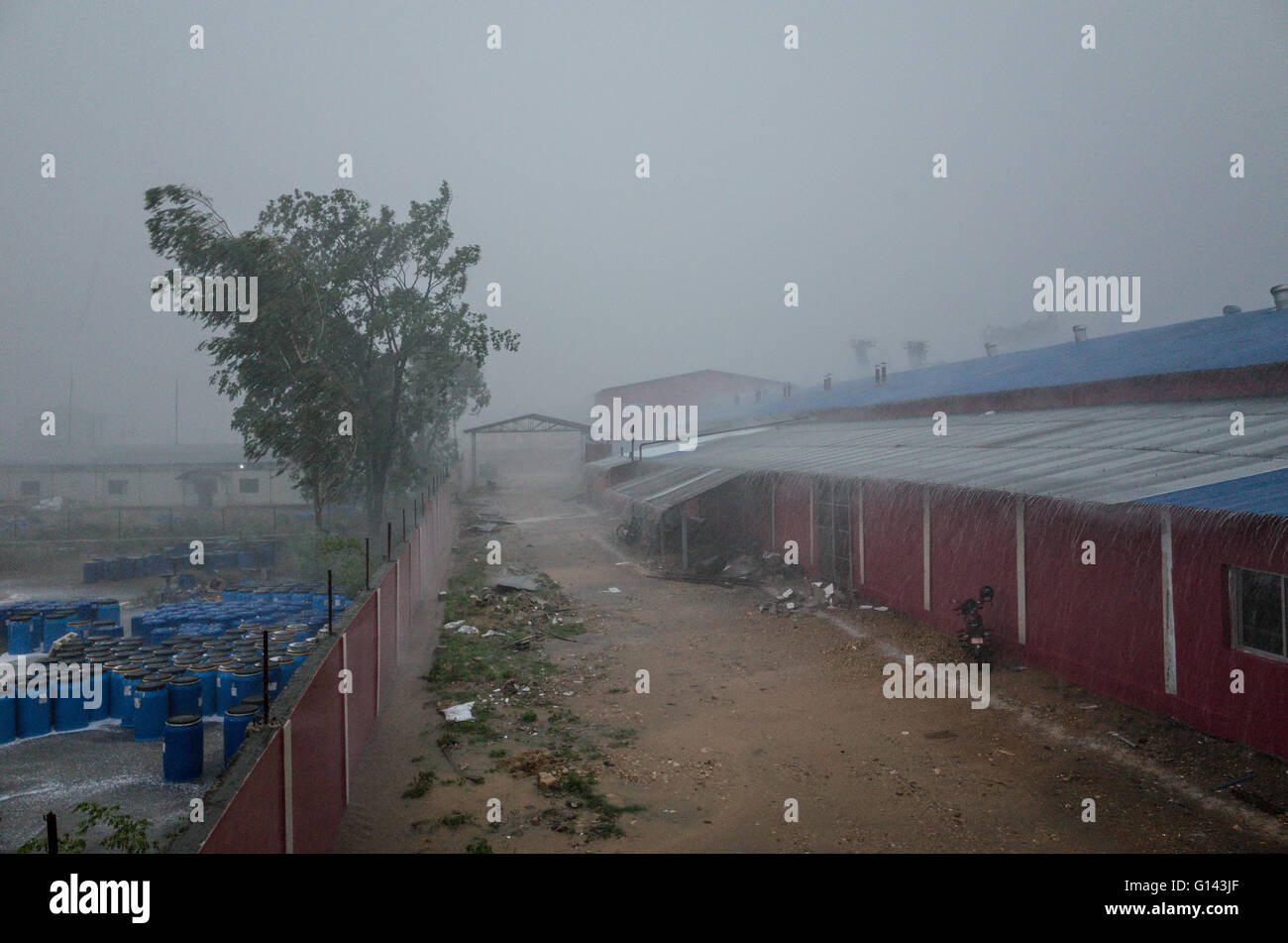 Raining heavily hi-res stock photography and images - Alamy