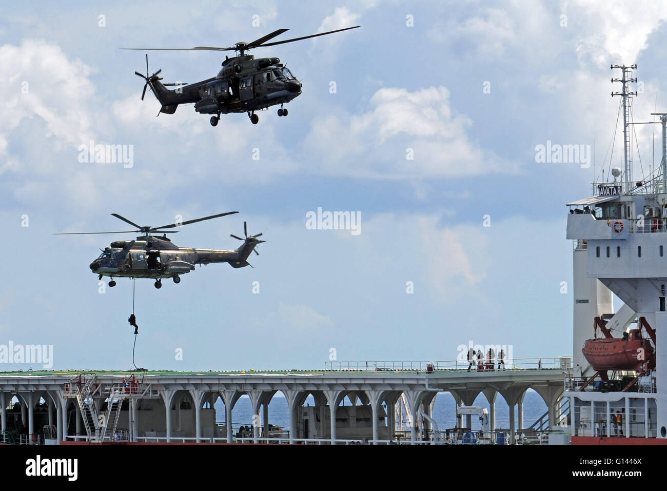 Singapore. 8th May, 2016. Counter-terrorism teams from Singapore storm ...
