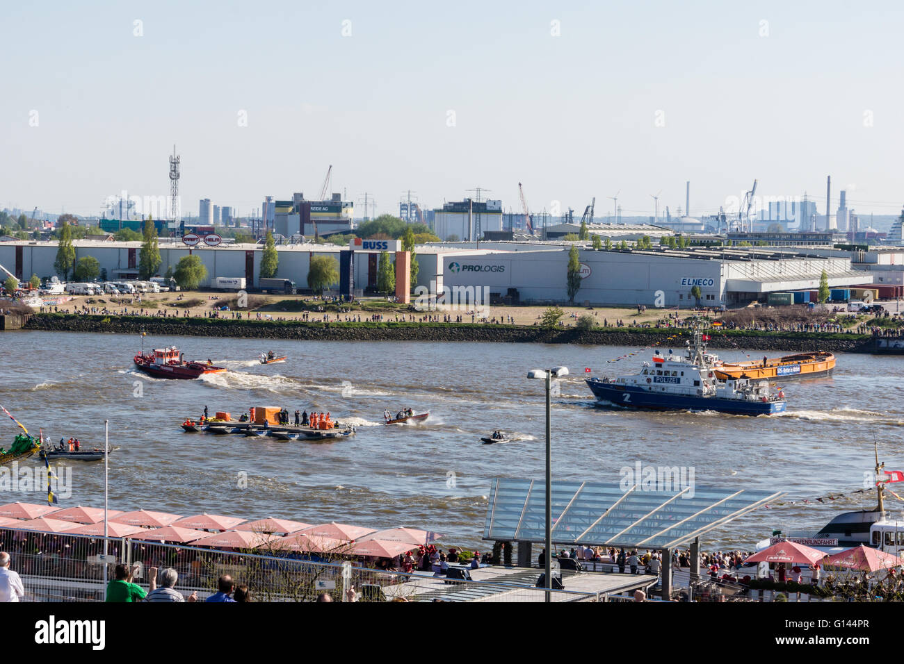 Hamburg, Germany. 7th May, 2016. Demonstration of a rescue with police ...