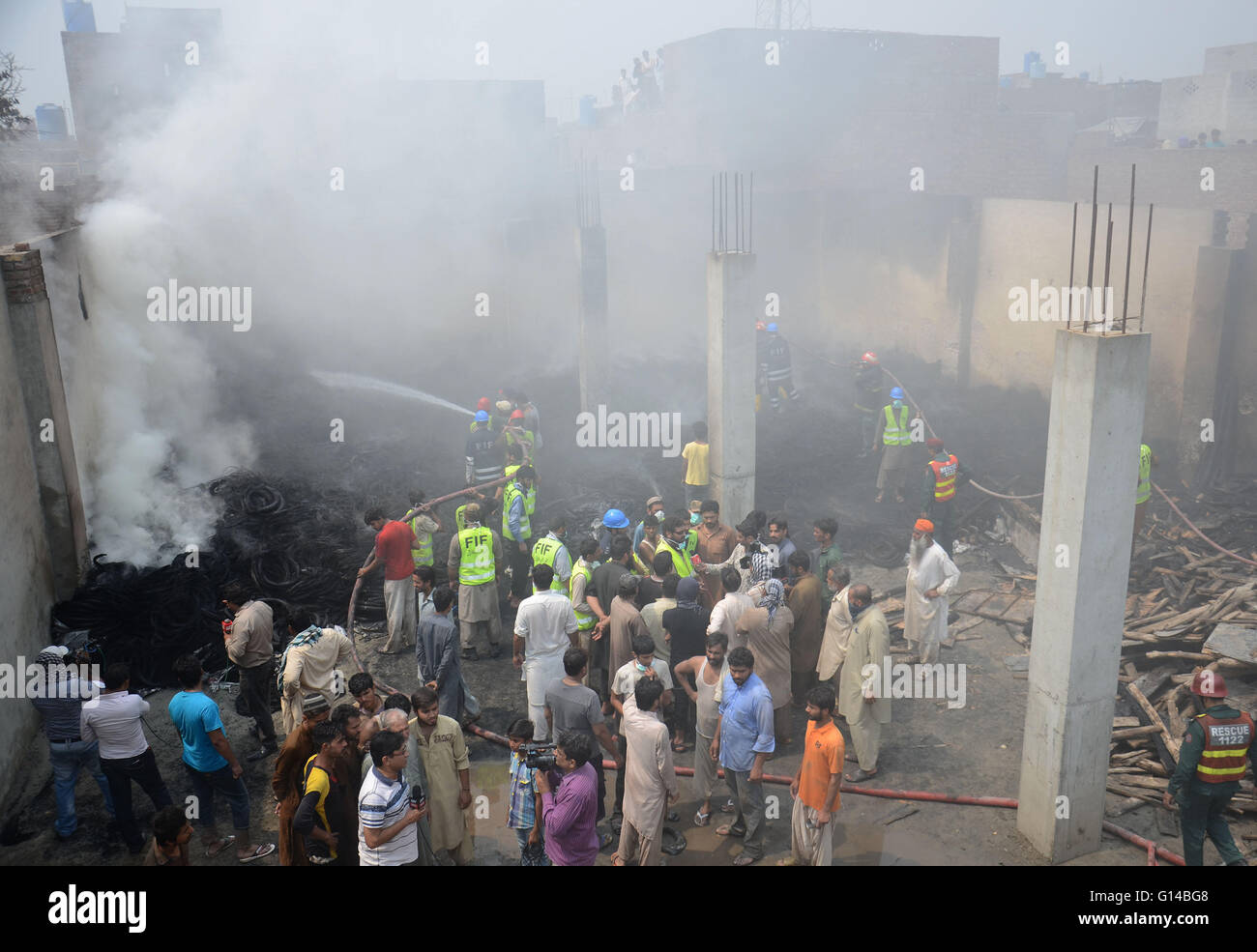 Lahore, Pakistan. 08th May, 2016. Pakistani firefighters extinguishing ...