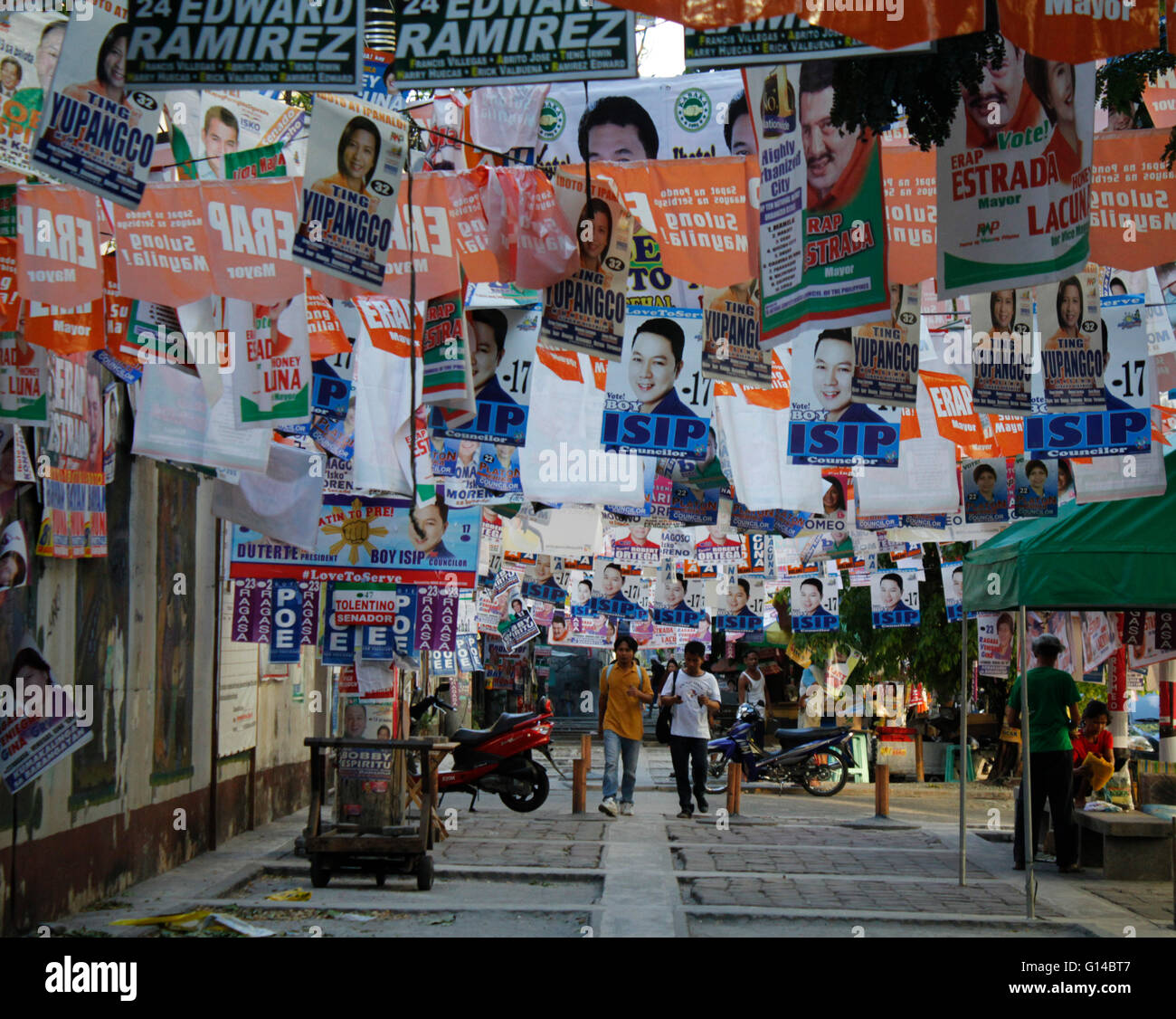 Manila, Philippines. 08th May, 2016. Filipinos walk past campaign ...