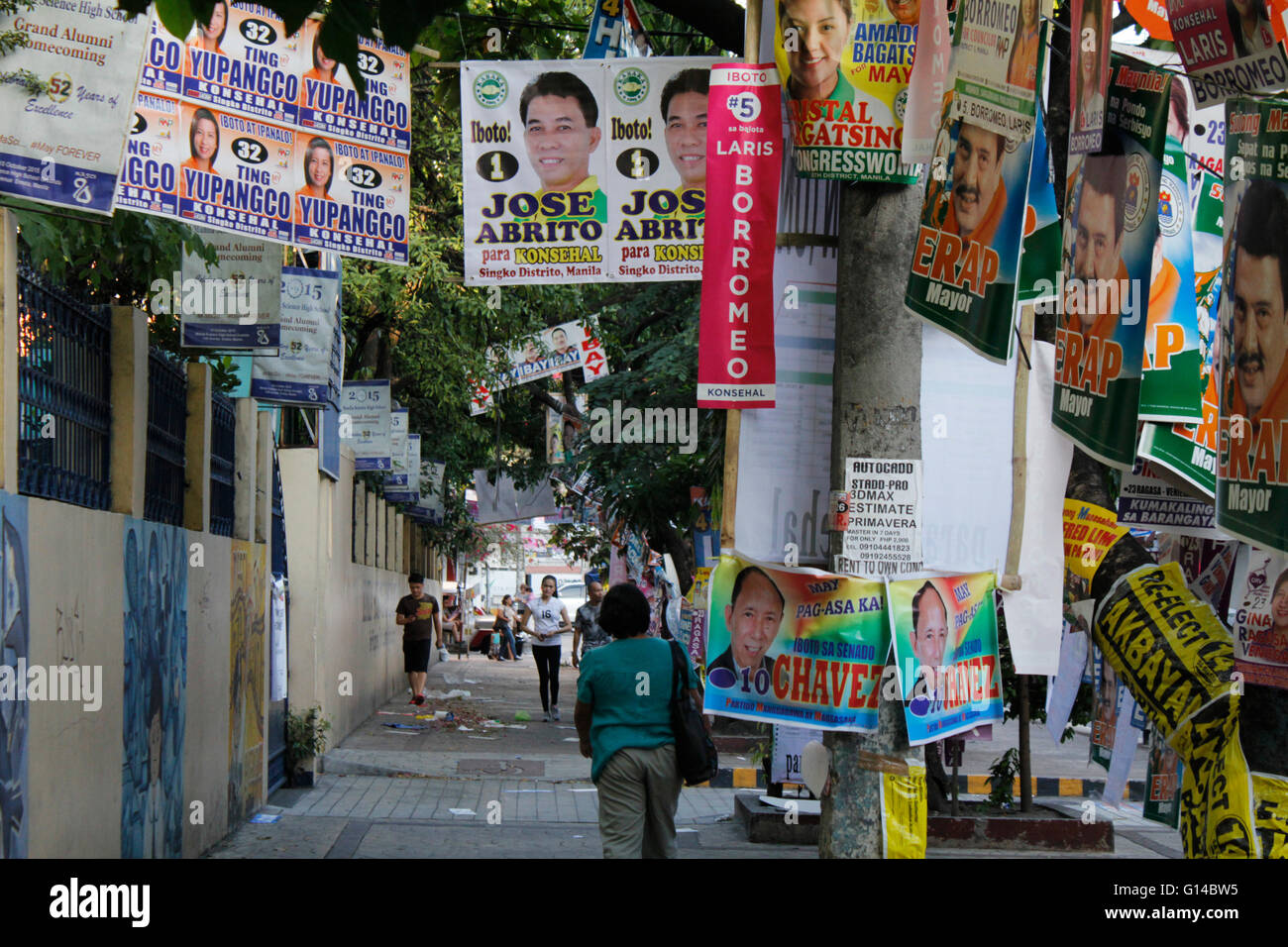 Manila, Philippines. 08th May, 2016. Filipinos walk past campaign ...