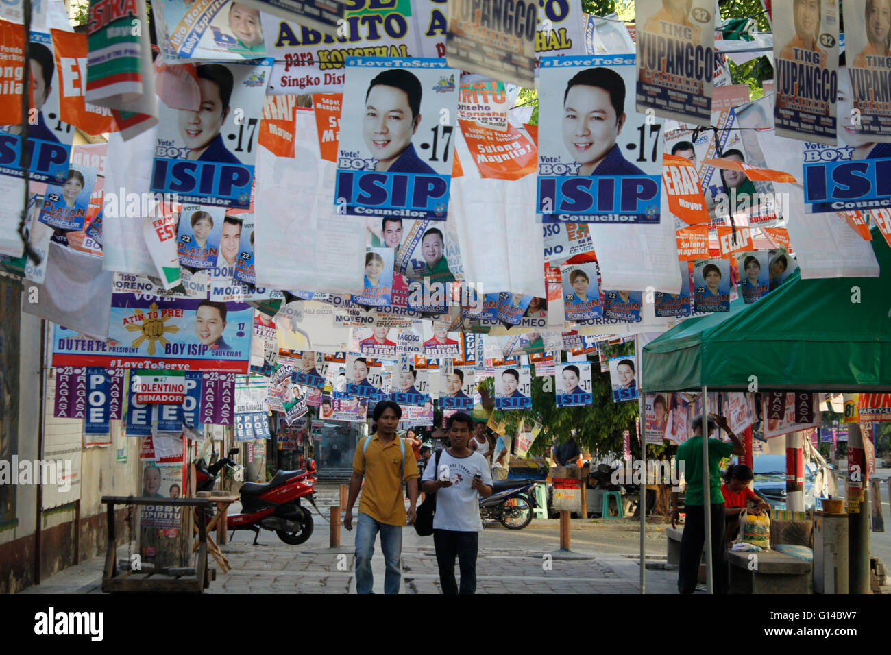 Manila, Philippines. 08th May, 2016. Filipinos walk past campaign ...