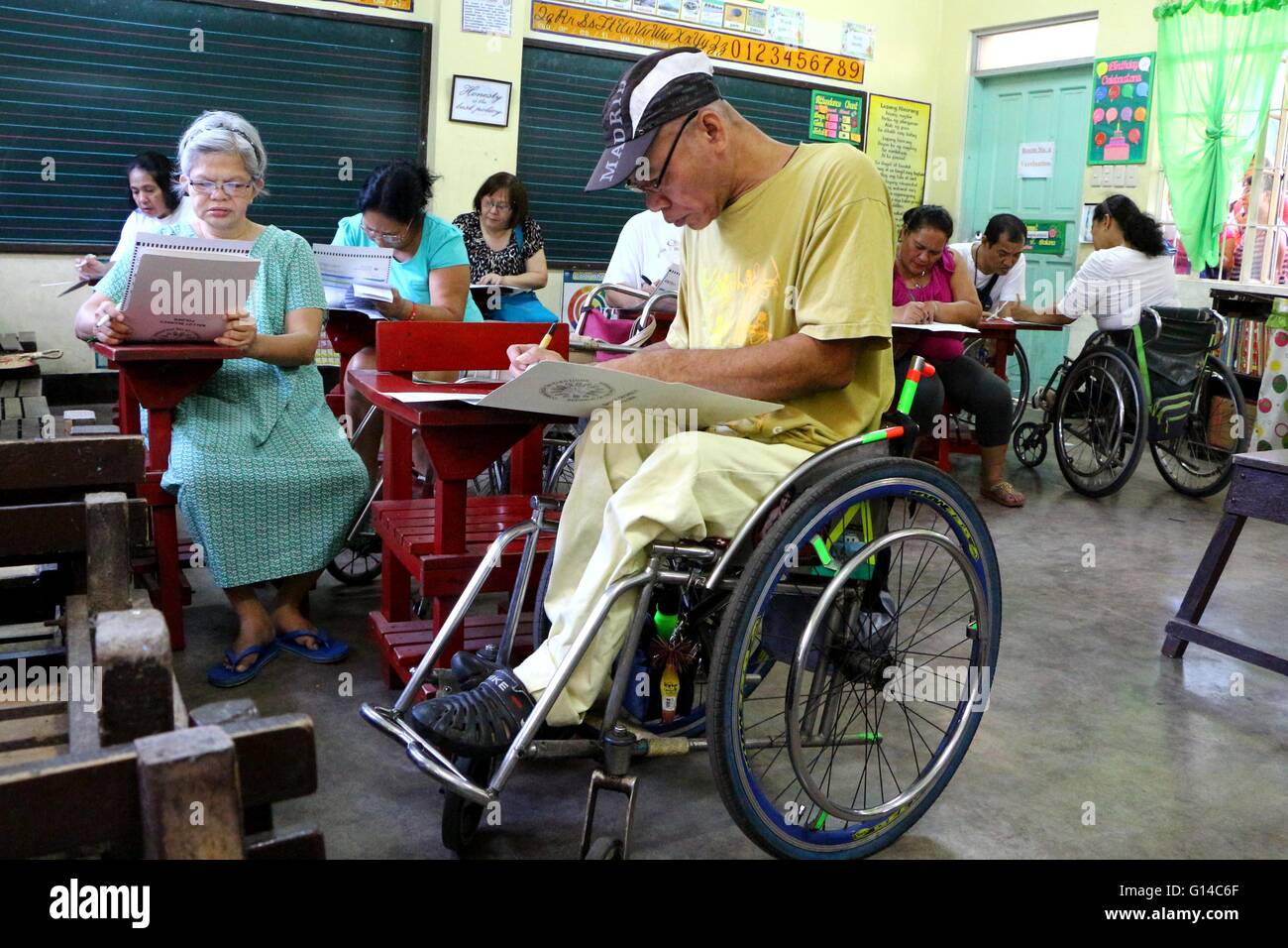 Philippines. 09th May, 2016. Esterio Tabini (center), 53 yrs. old a ...
