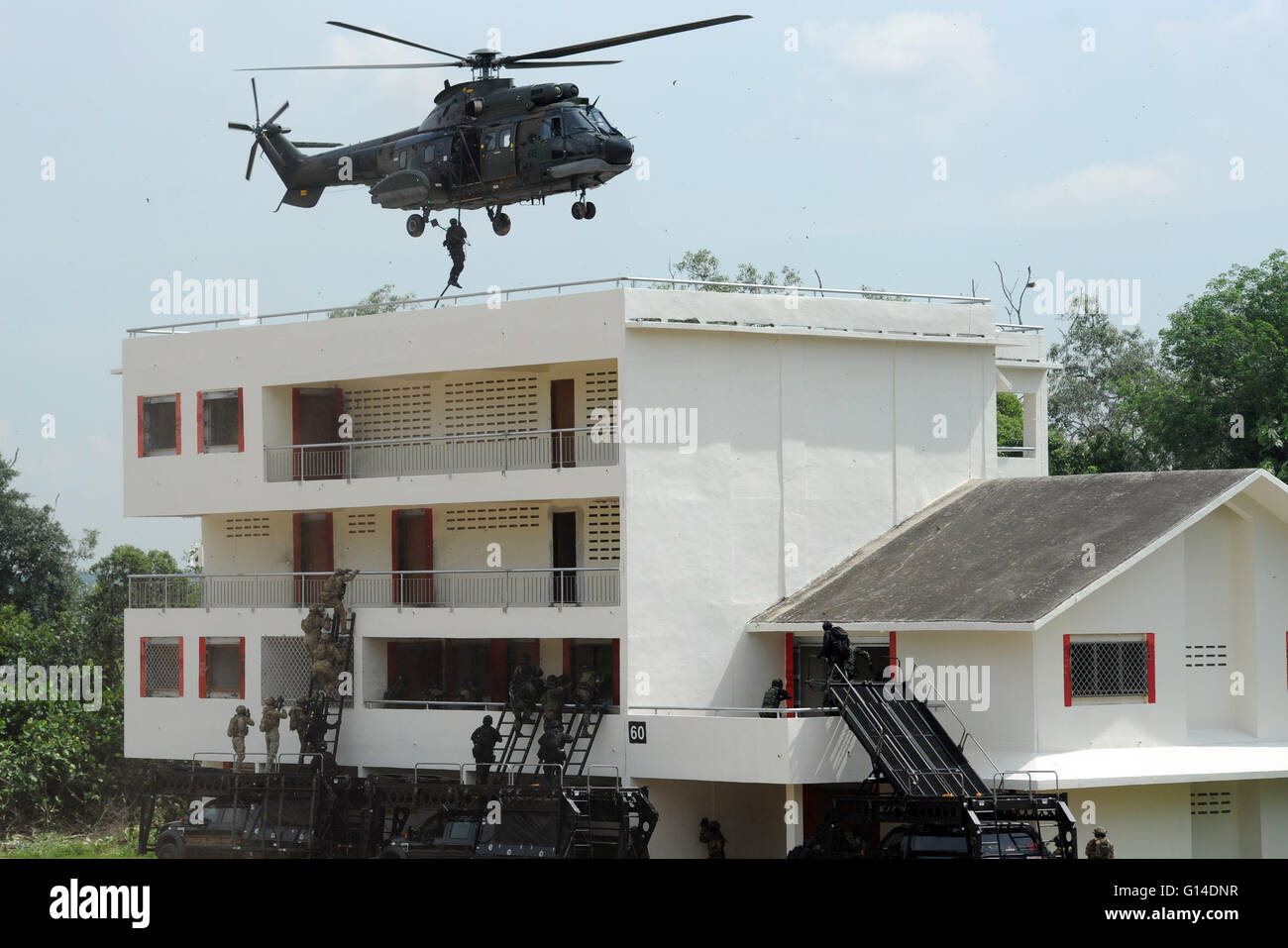 Singapore. 9th May, 2016. Multinational counter-terrorism teams take ...