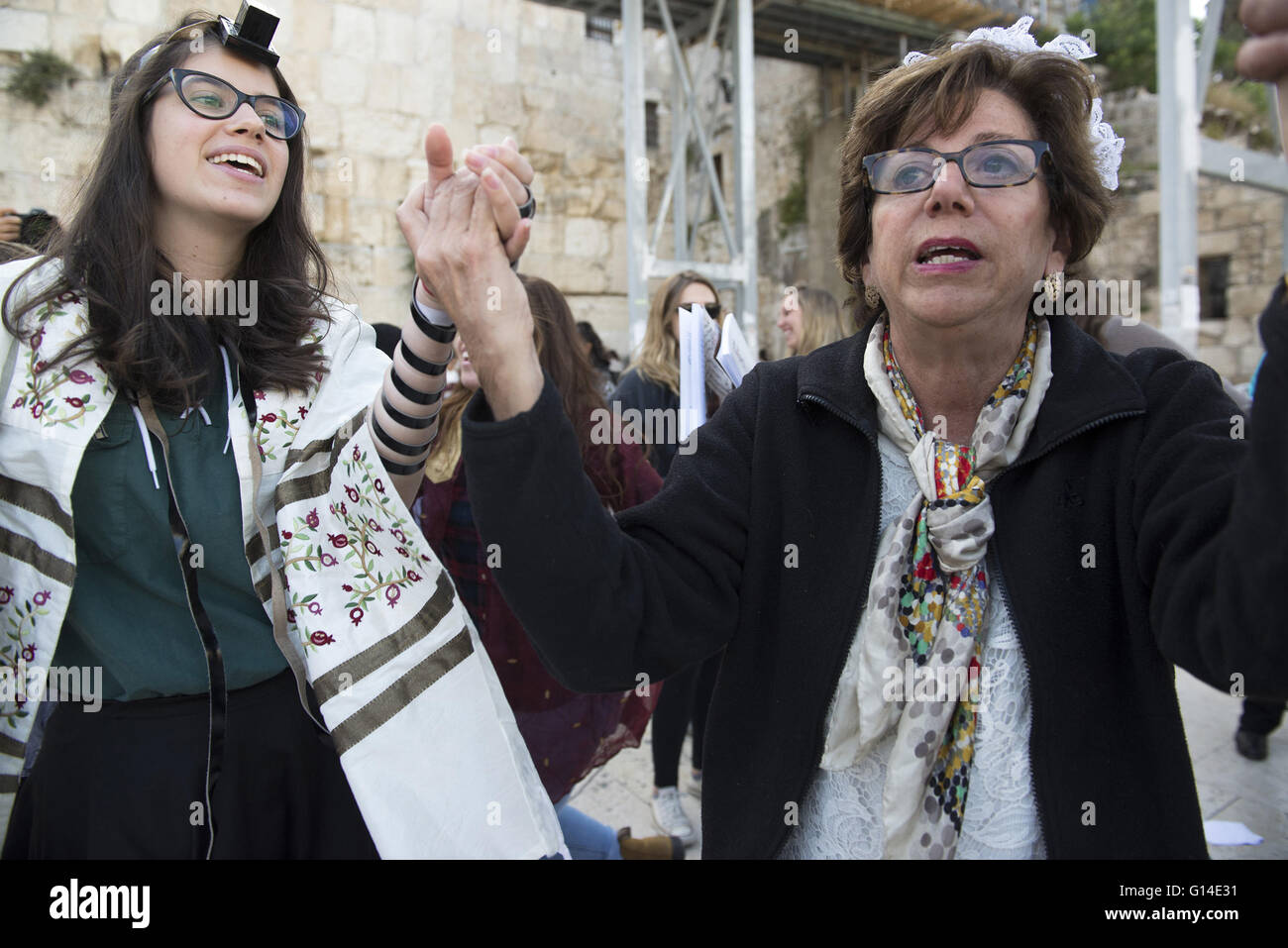 Jewish women dancing hi-res stock photography and images - Alamy