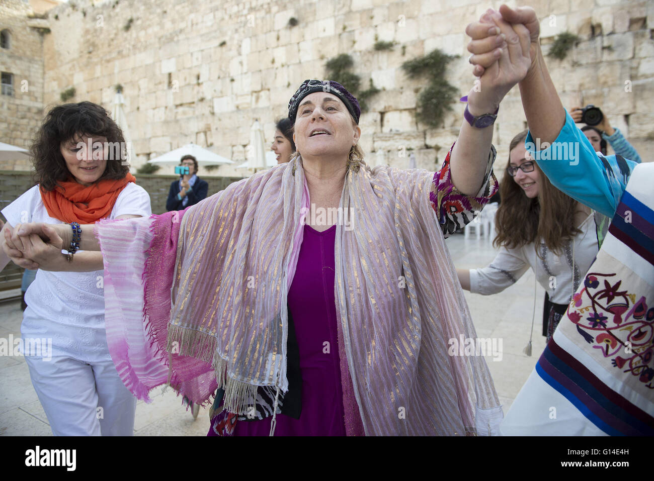 Dancing at the western wall of jerusalem in israel hi-res stock ...