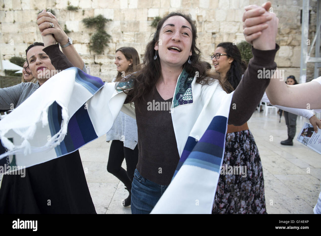 Jewish women dancing hi-res stock photography and images - Alamy