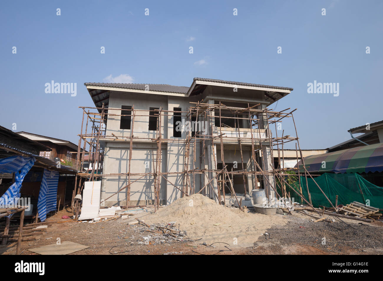 Construction new contemporary family hi-res stock photography and ...
