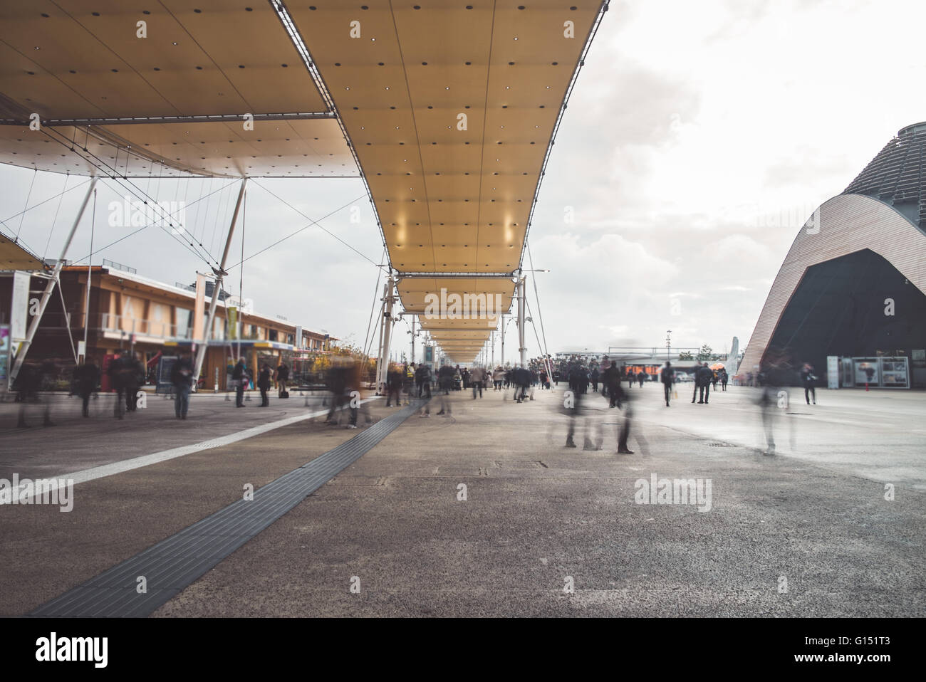 Modern city building people hi-res stock photography and images - Alamy