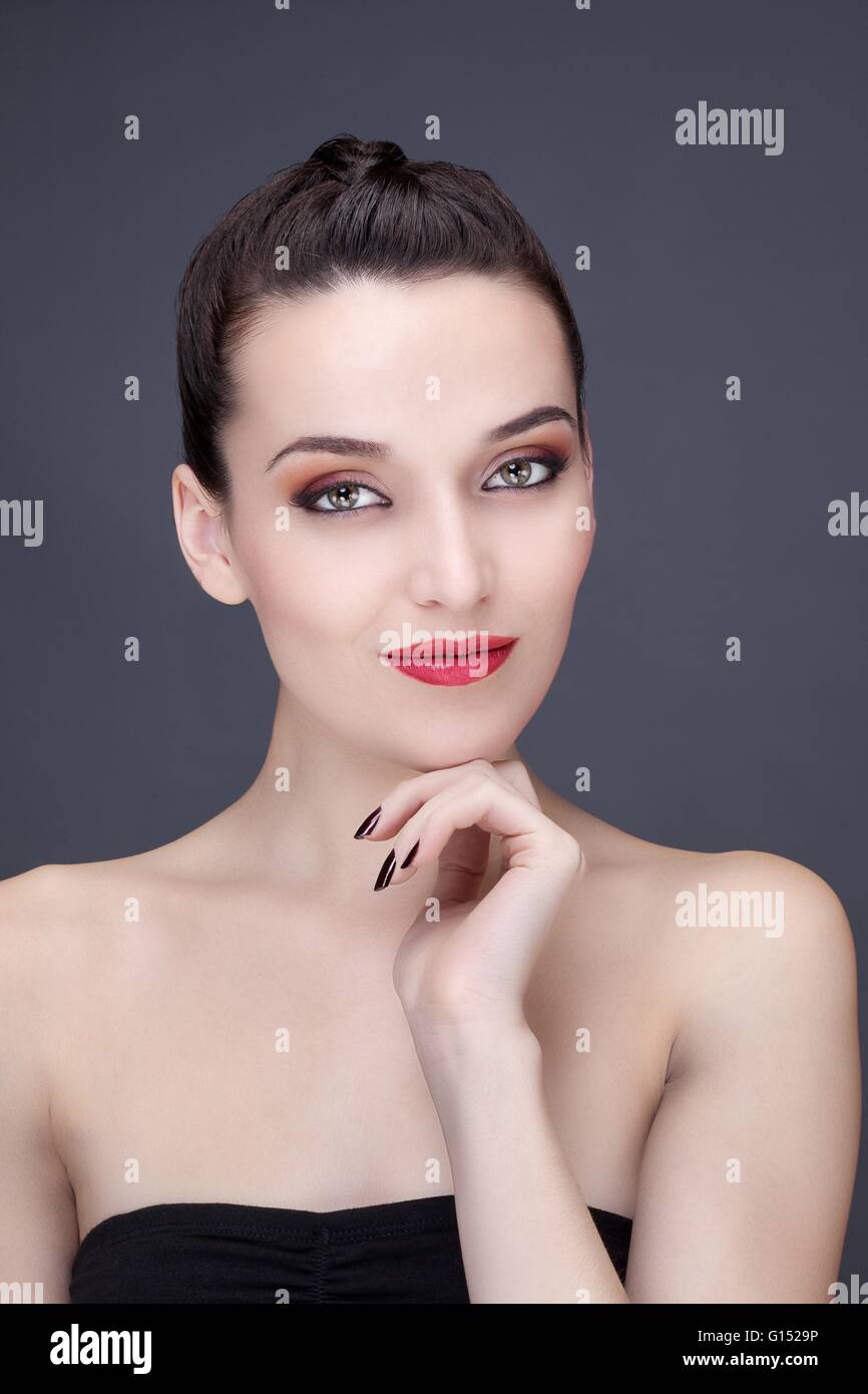 Hand on chin one young woman only hi-res stock photography and images - Alamy
