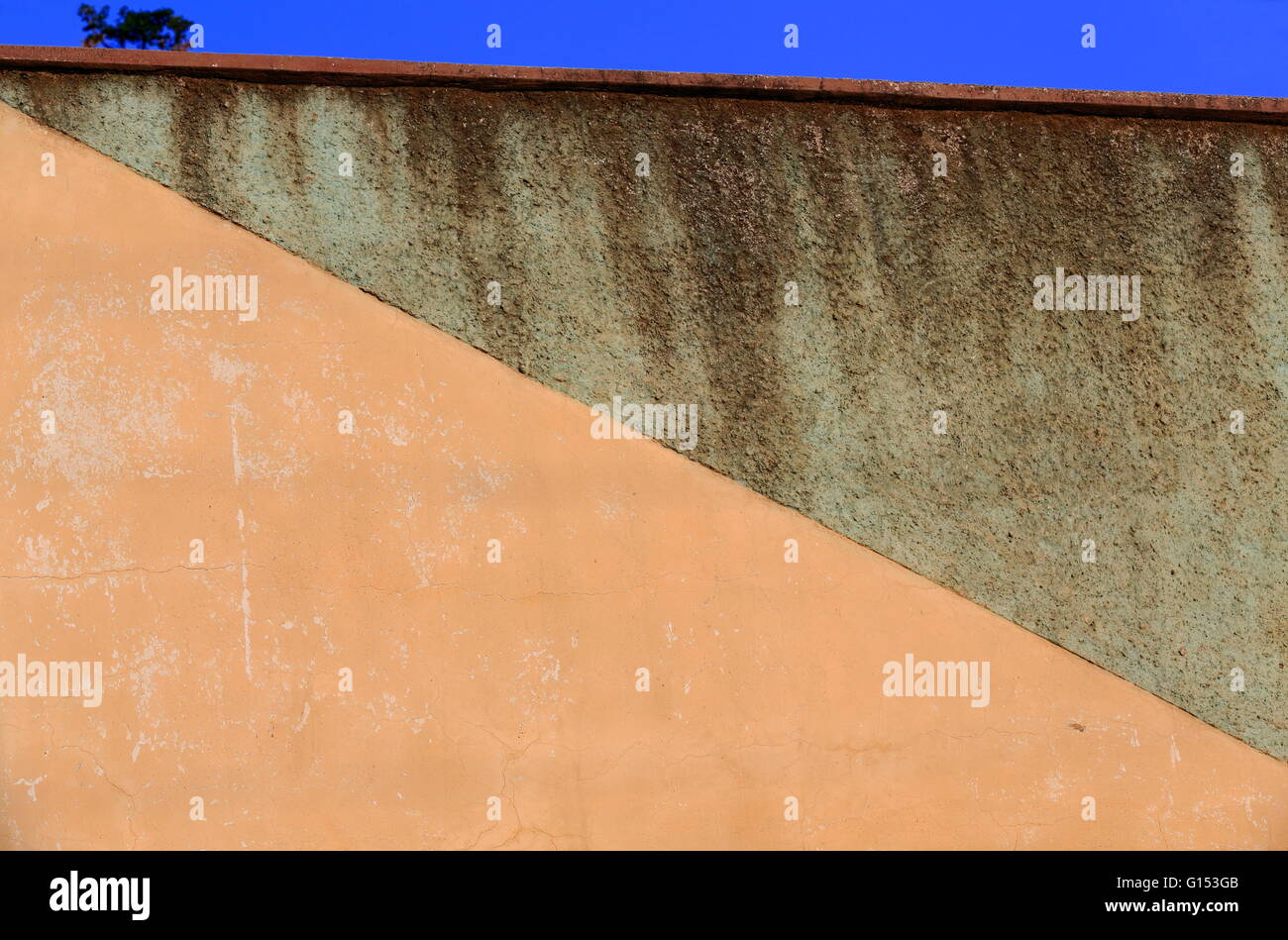 Diagonal lines on the roof of a commercial building on a street on ...