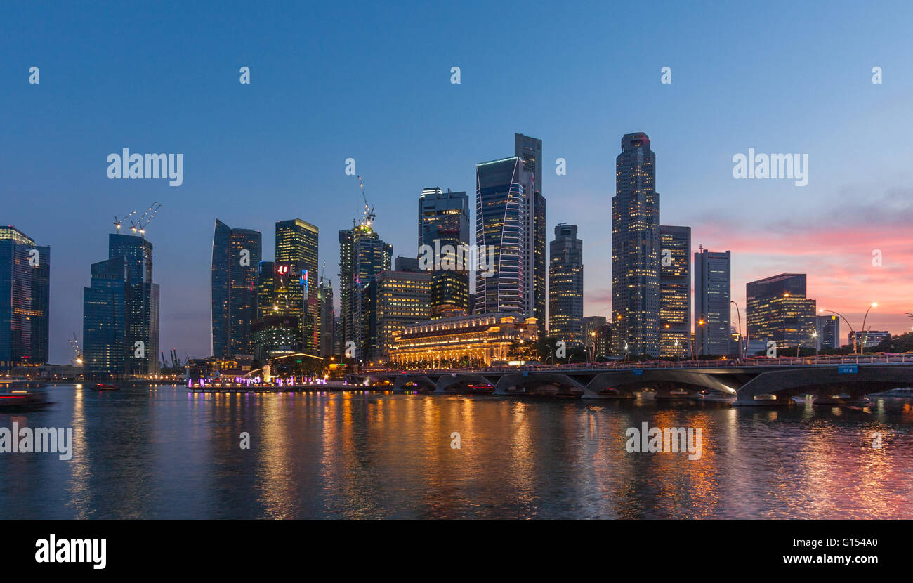 A scenic view of the singapore city center by night Stock Photo - Alamy