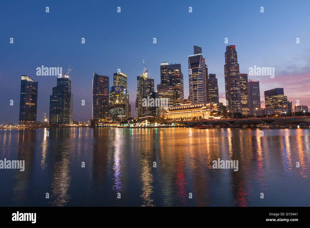 A scenic view of the singapore city center by night Stock Photo - Alamy