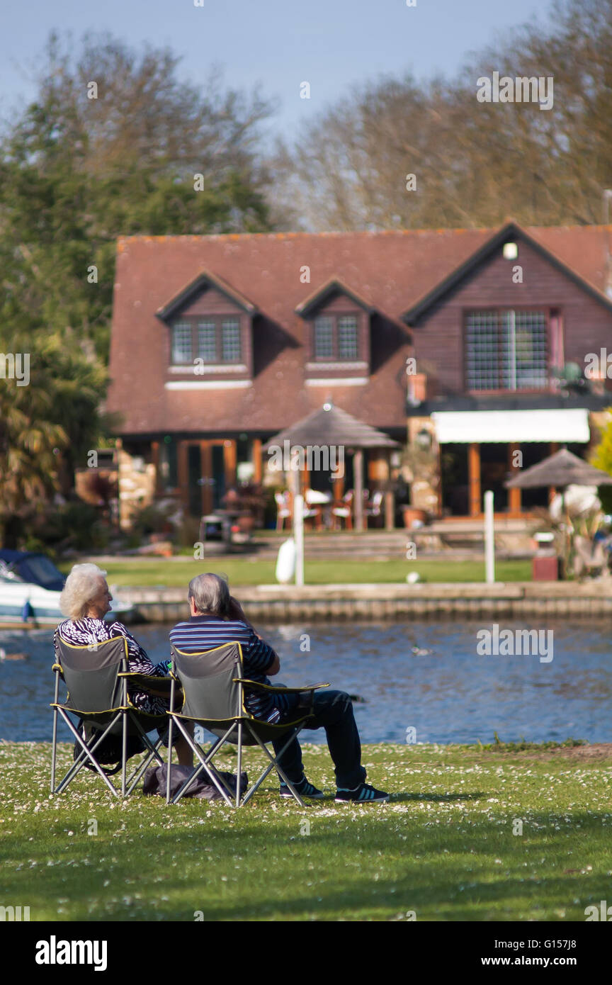 Senior citizen couple relaxing on bench enjoying retirement Stock Photo ...