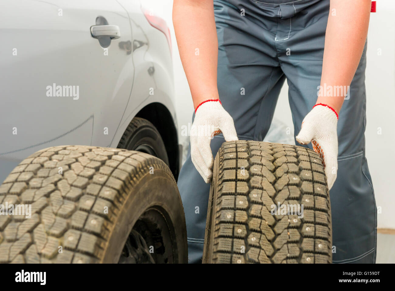 mechanic is preparing a Tire fitting service wheels Stock Photo - Alamy