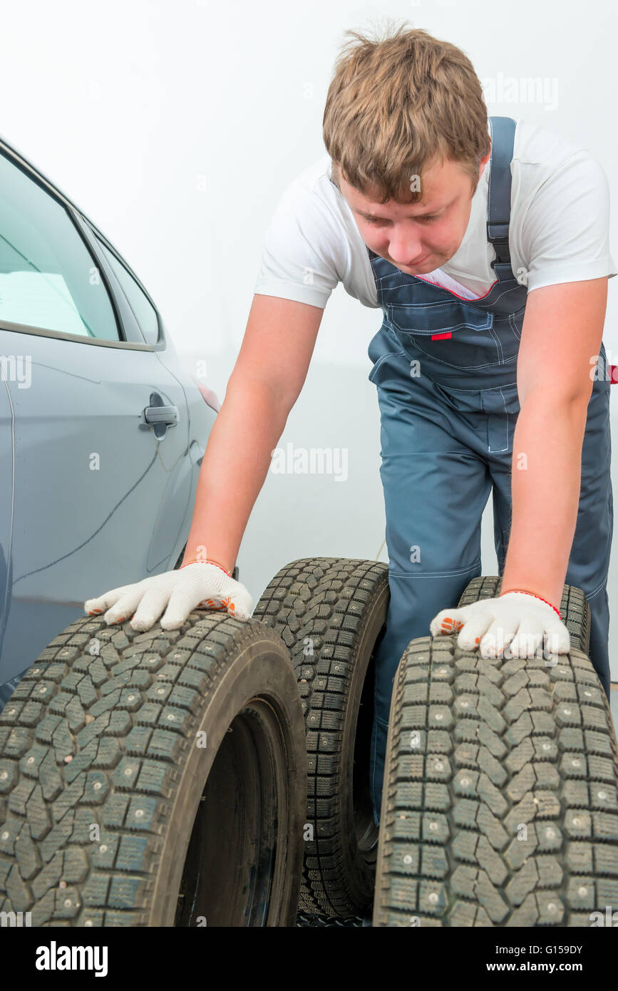 Mechanic inspects vehicle auto hi-res stock photography and images - Alamy