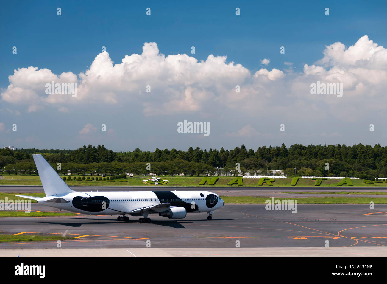 Rolling aircraft hi-res stock photography and images - Alamy
