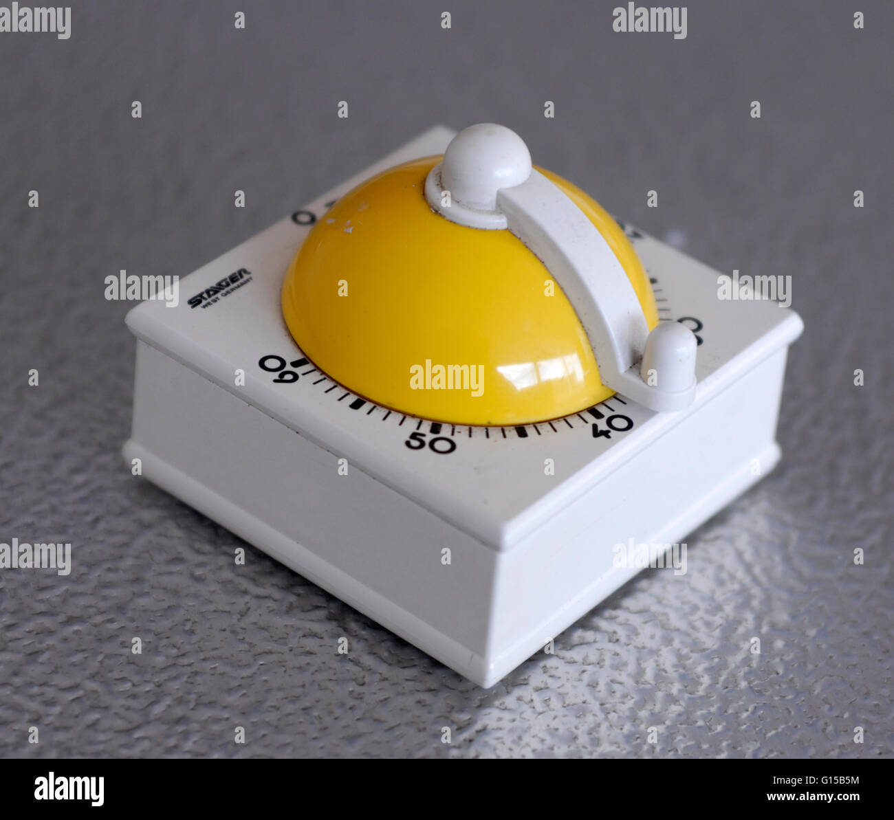 Vintage kitchen timer, yellow and white plastic Stock Photo - Alamy