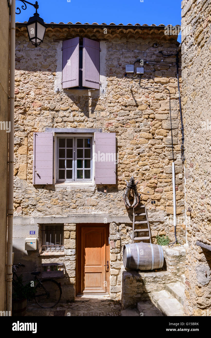 Village de Vaugines Luberon Vaucluse Provence France 84 Stock Photo - Alamy