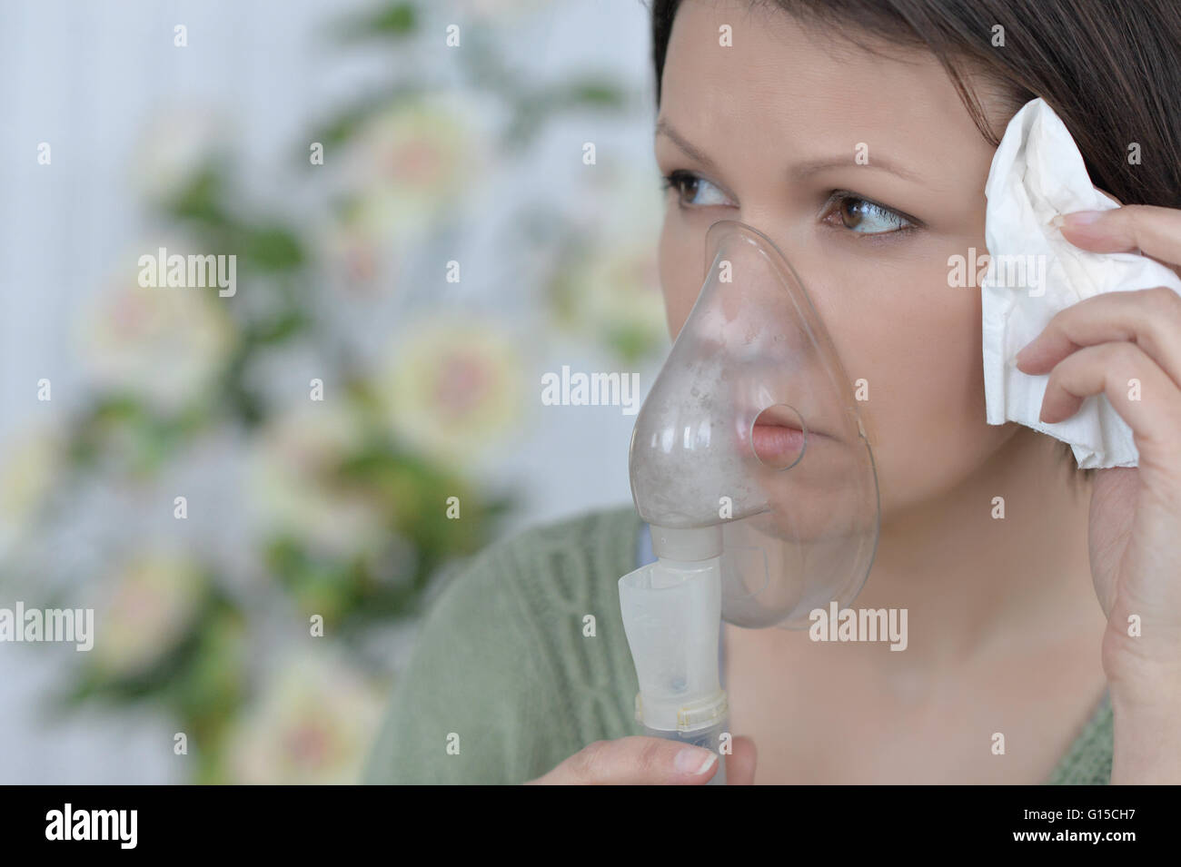 Sick brunette woman with inhaler Stock Photo - Alamy