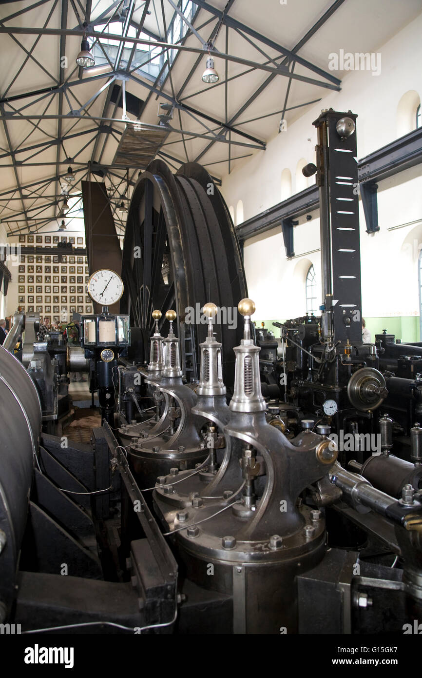 Steam hoist hi-res stock photography and images - Alamy