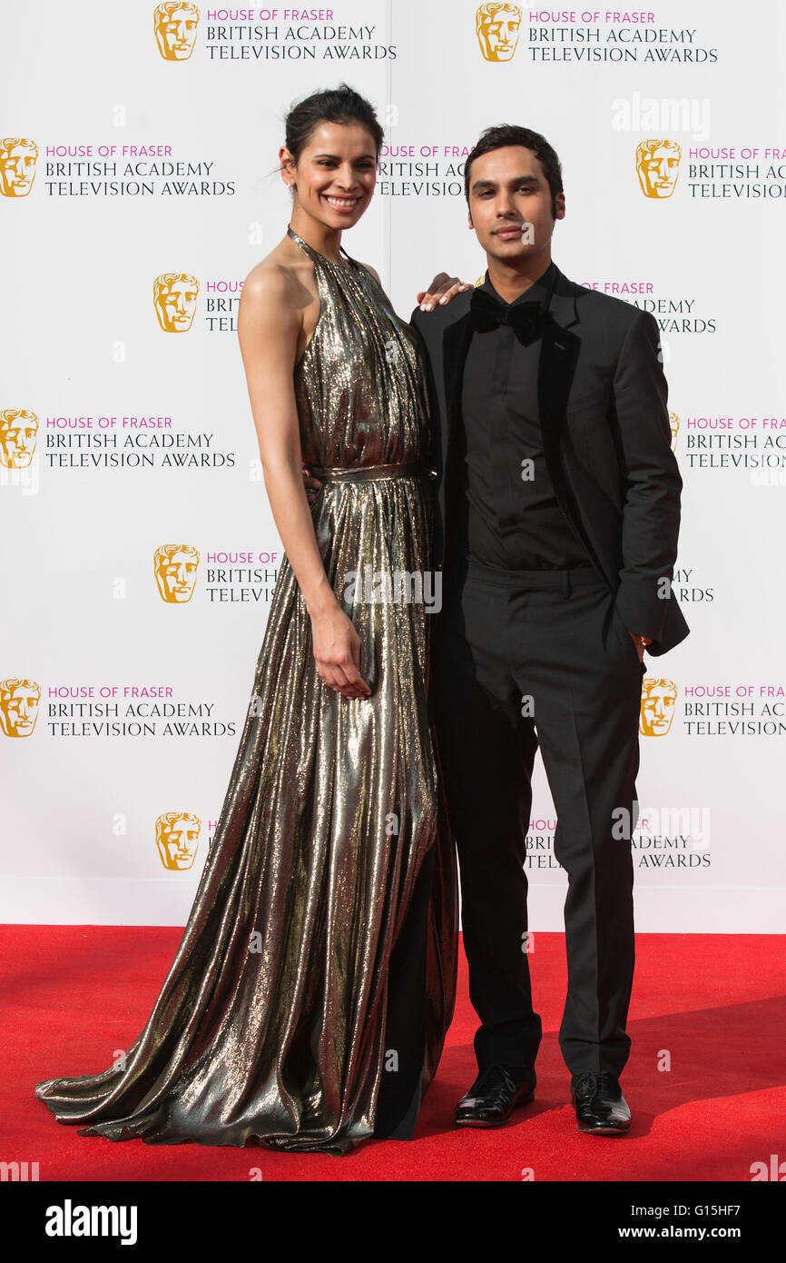 Neha Kapur And Kunal Nayyar Kiss