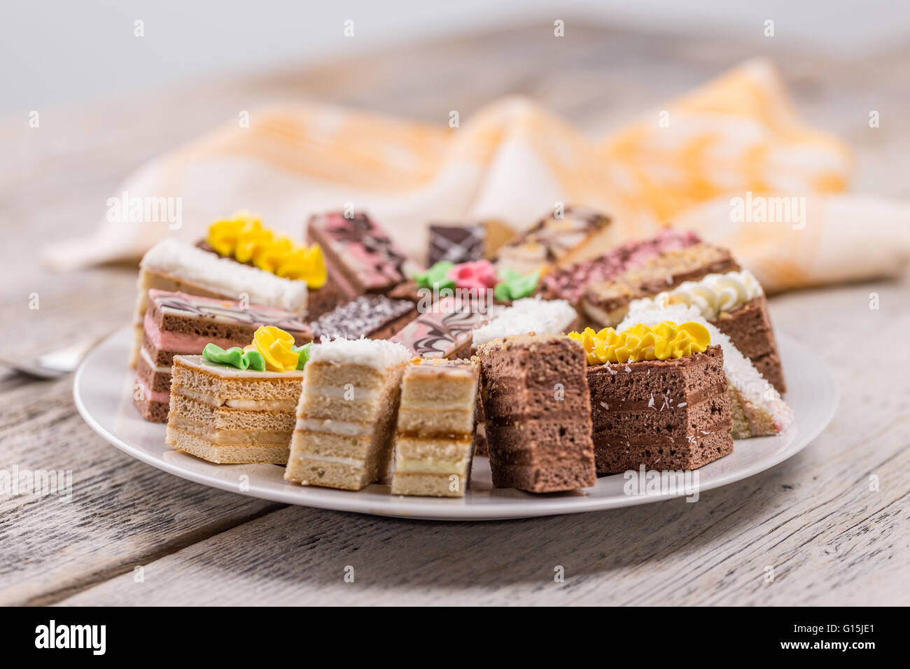 Small cake hi-res stock photography and images - Alamy