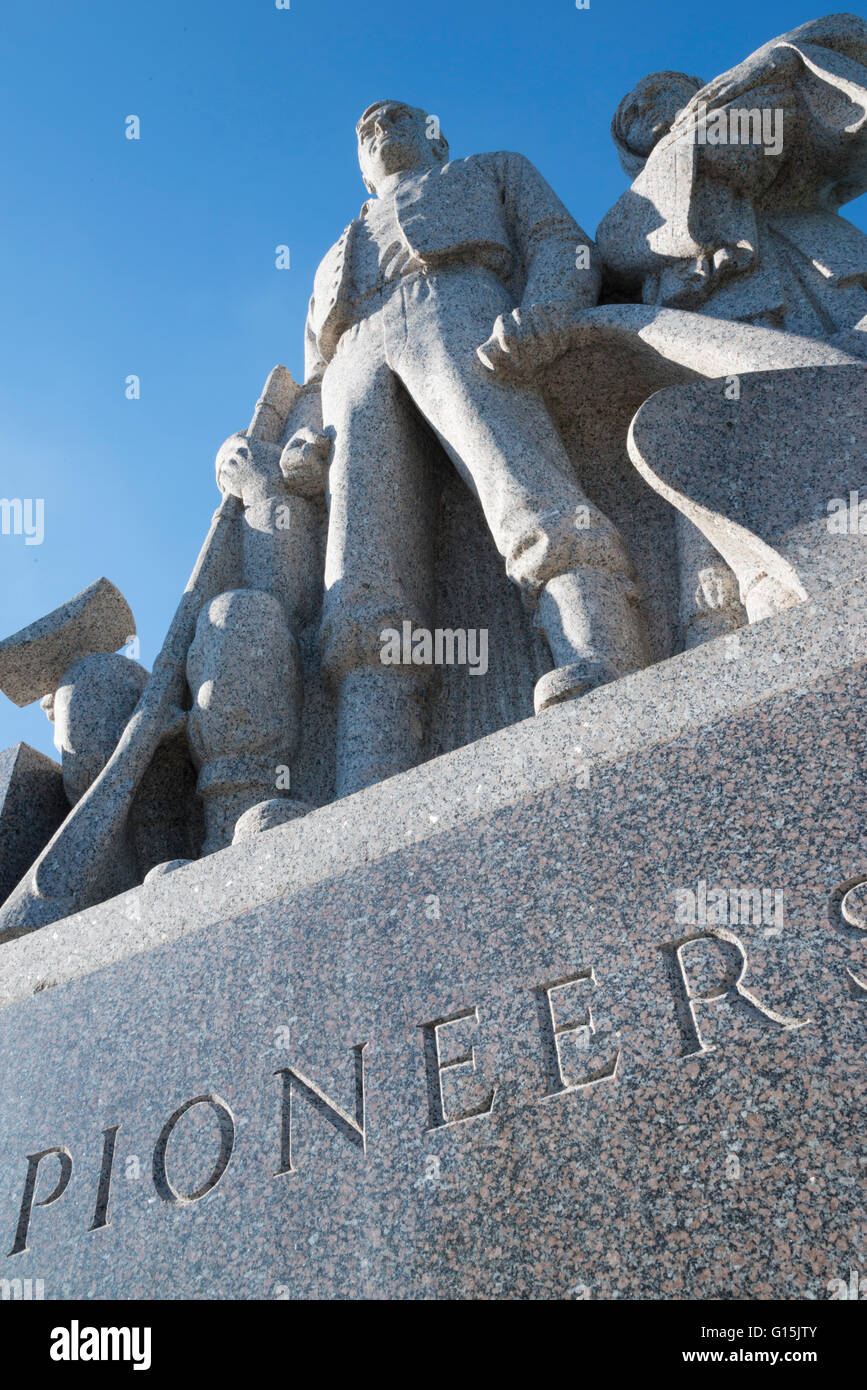 Pioneers statue on Boom Island park, Downton Minneapolis, Minnesota ...