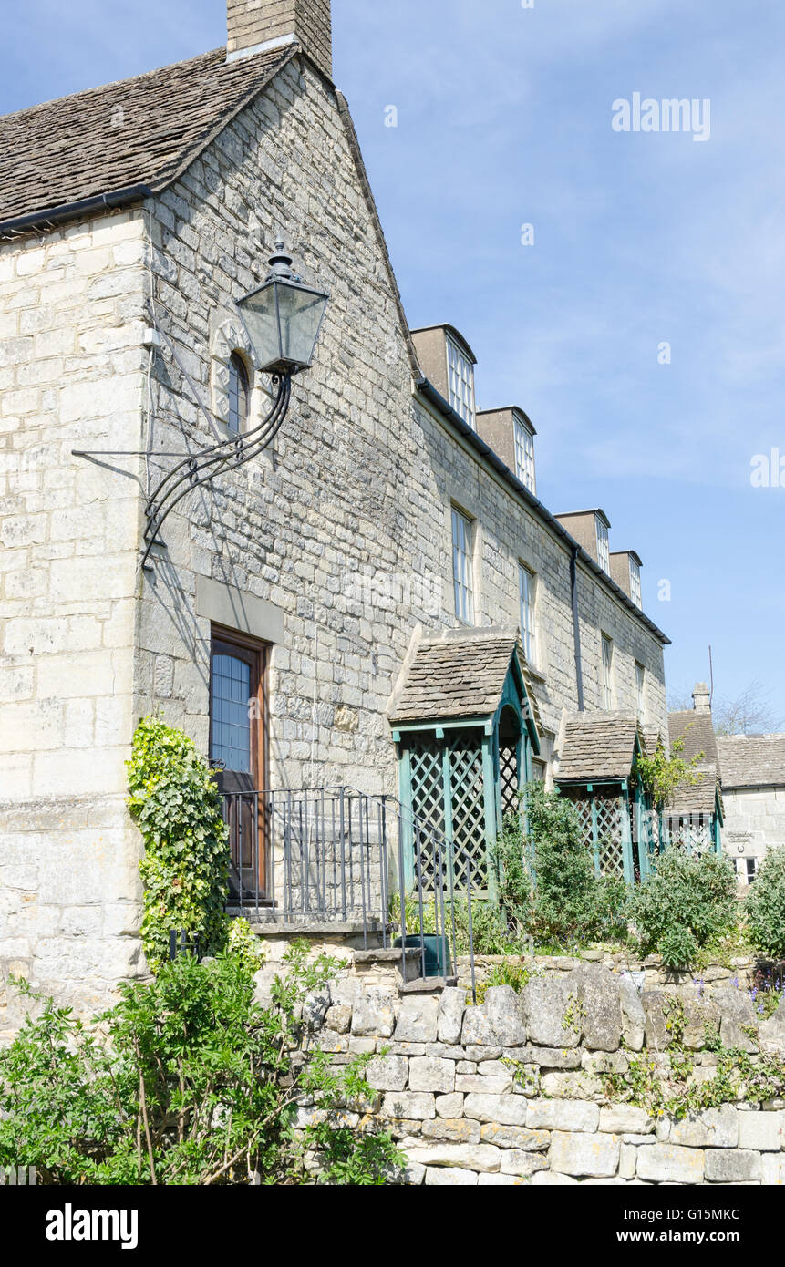Old stone cottages hi-res stock photography and images - Alamy