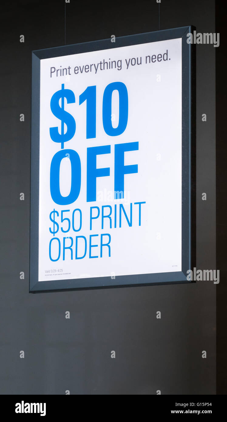 A discount sign in the window of a printing store Stock Photo - Alamy