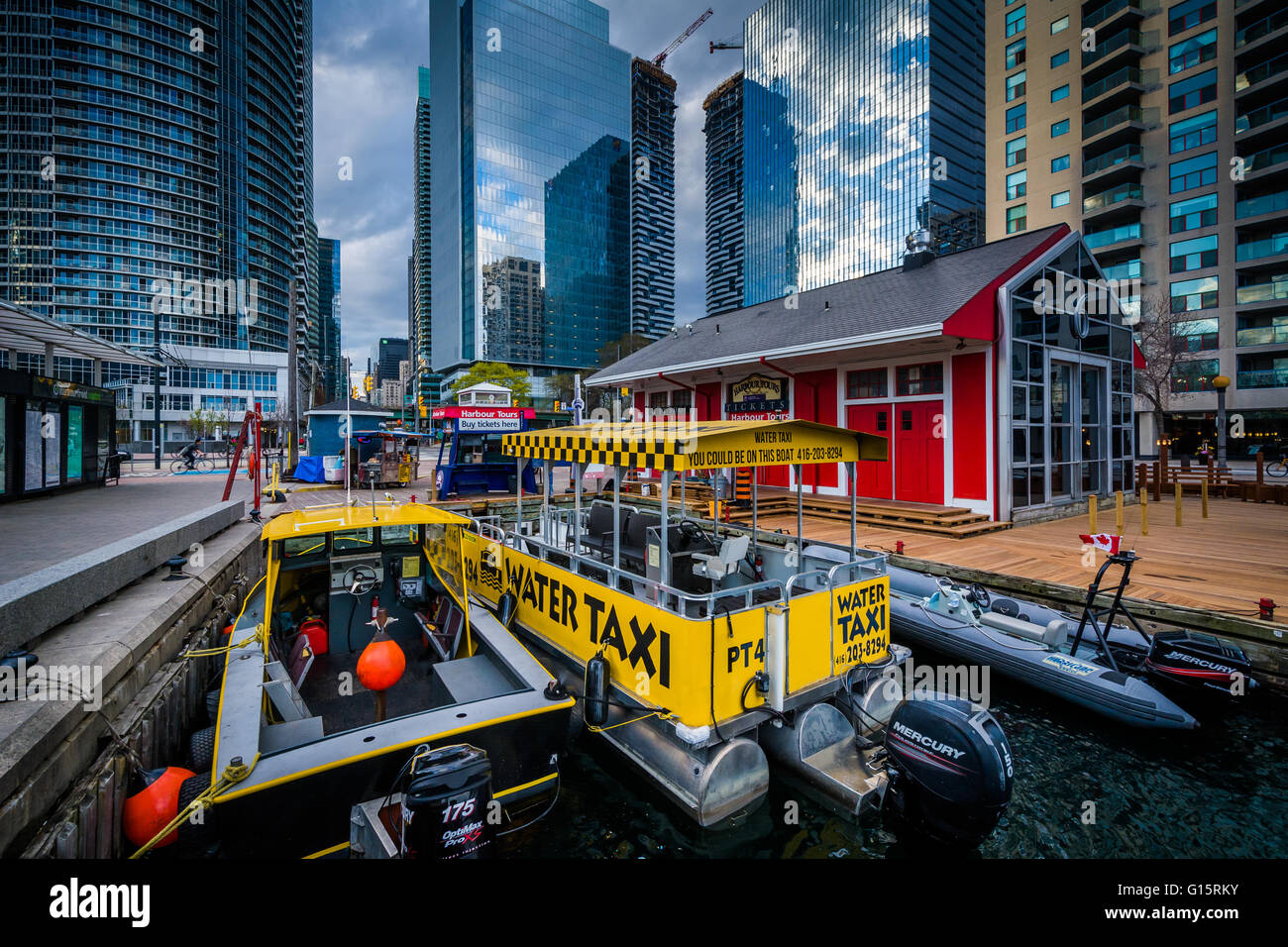 Harbour boats modern buildings hi-res stock photography and images - Alamy