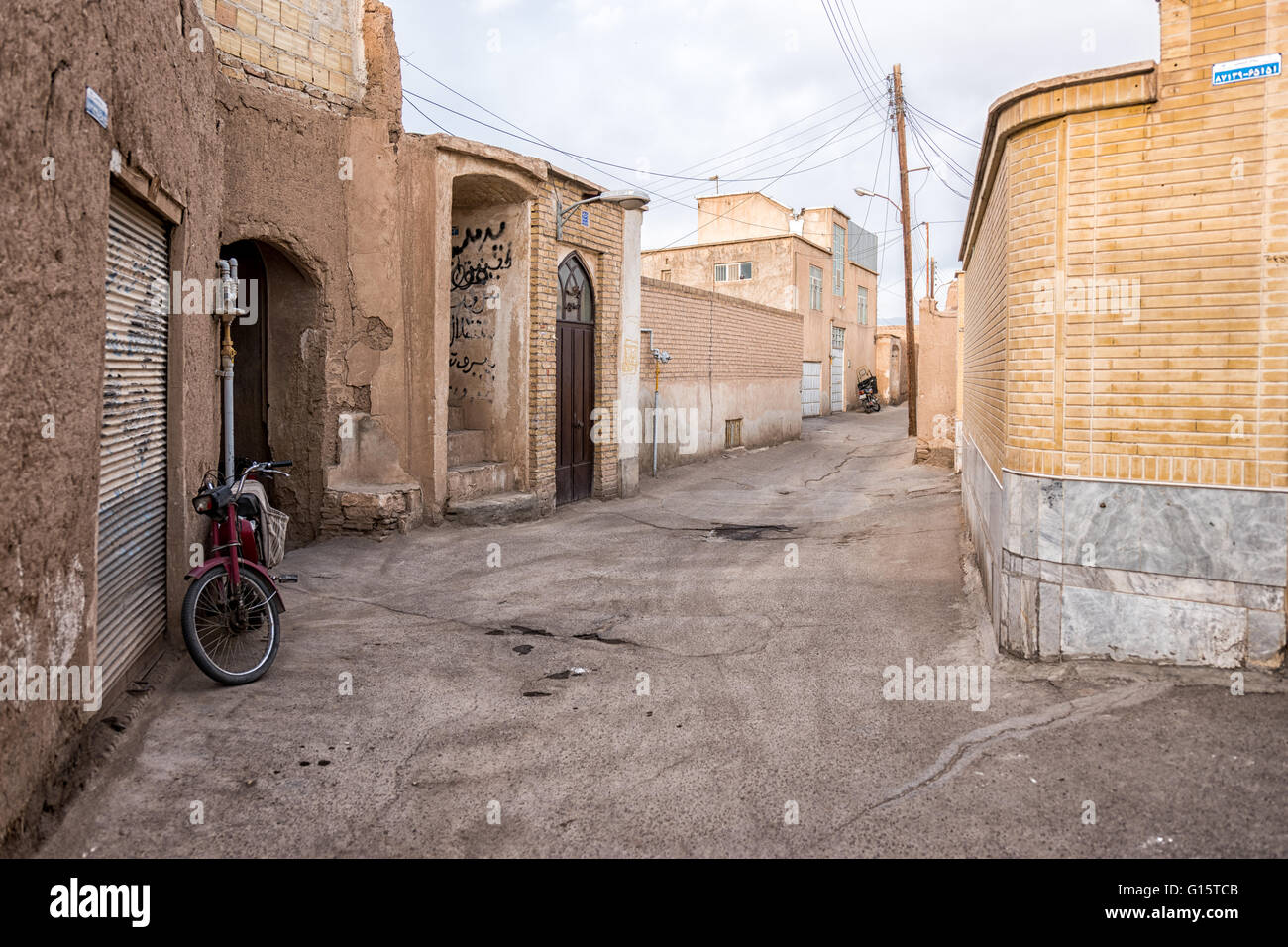 A deserted alleyway in the historic district of Kashan, Iran Stock ...