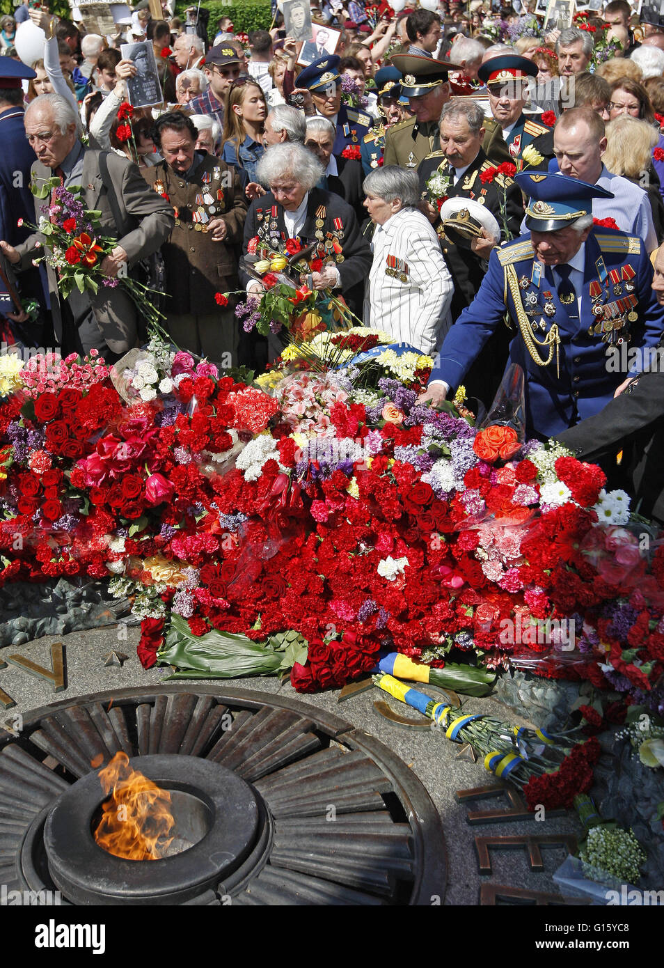 Kiev, Ukraine. 9th May, 2016. Ukrainian WWII veterans lay flowers as ...