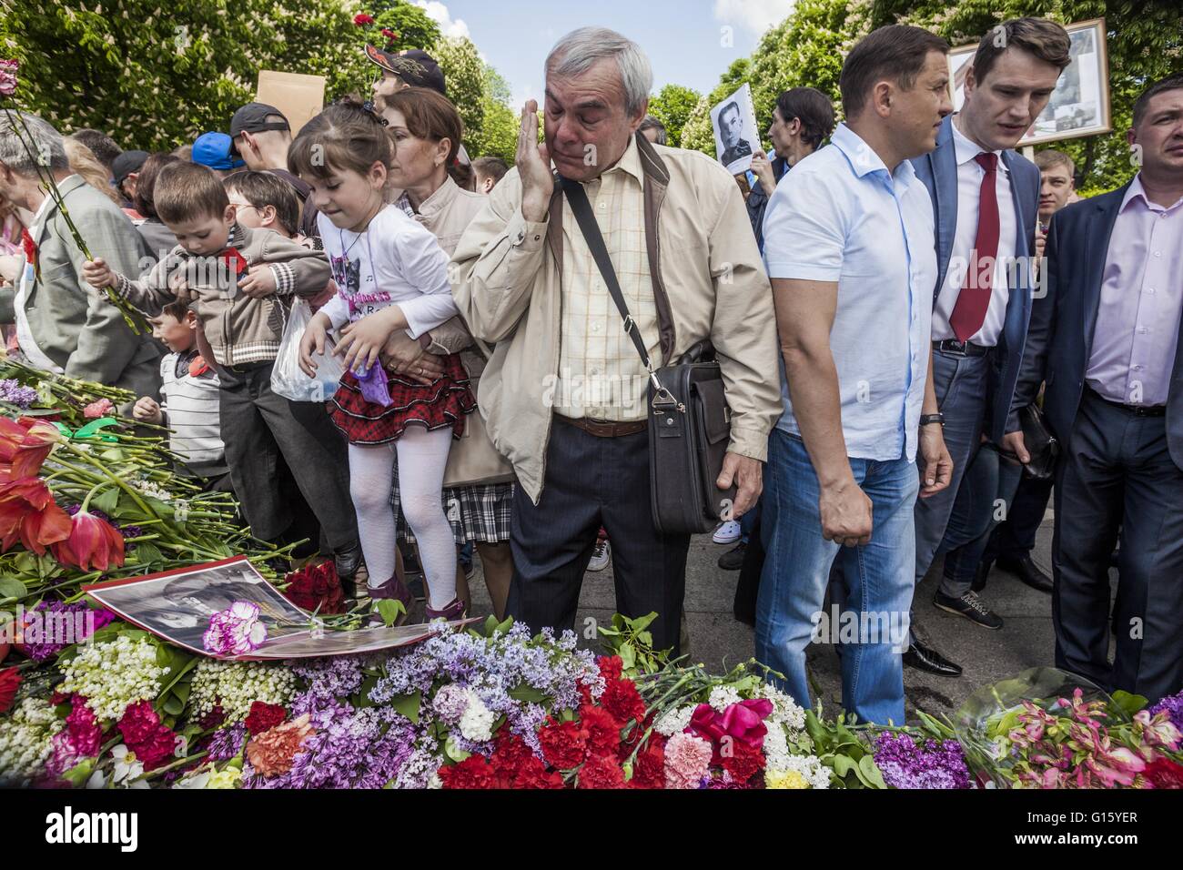 Kiev, Kiev, Ukraine. 9th May, 2016. A man cries during the celebrations ...