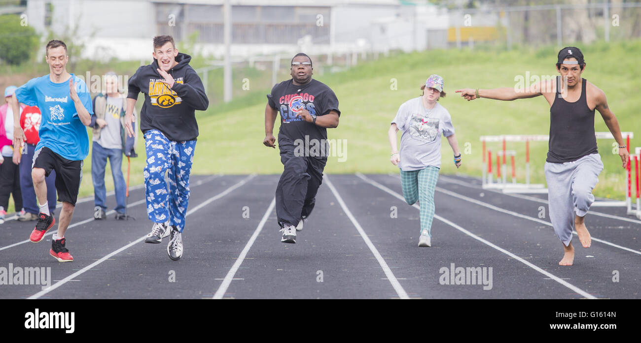 Davenport, Iowa, USA. 7th May, 2016. Chris Hurtado, right, points to ...