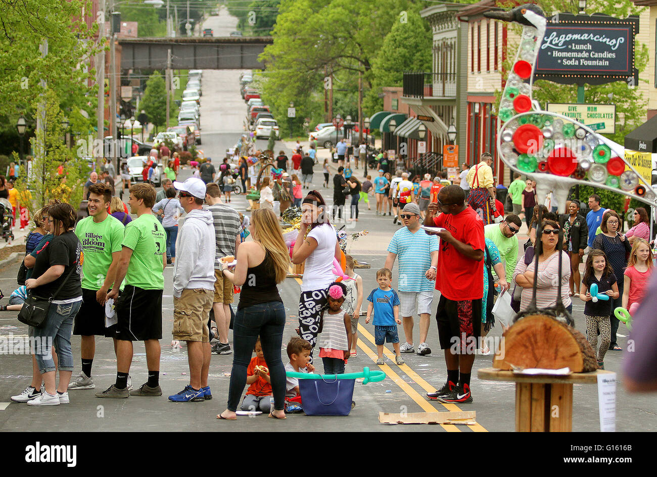 Davenport, Iowa, USA. 7th May, 2016. People fill up 11th Street ...