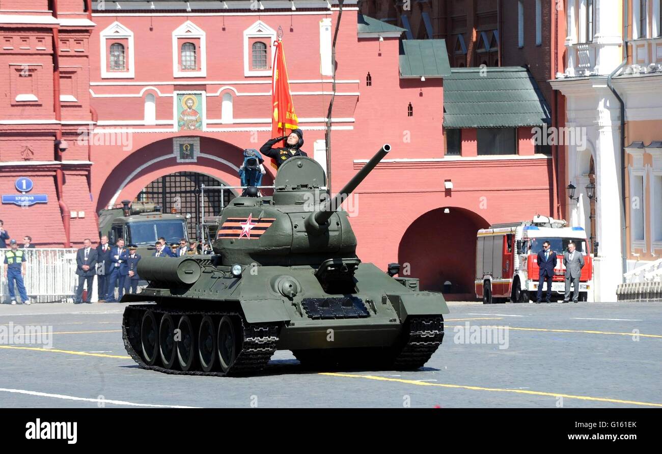 Russian tanks in red square hi-res stock photography and images - Alamy