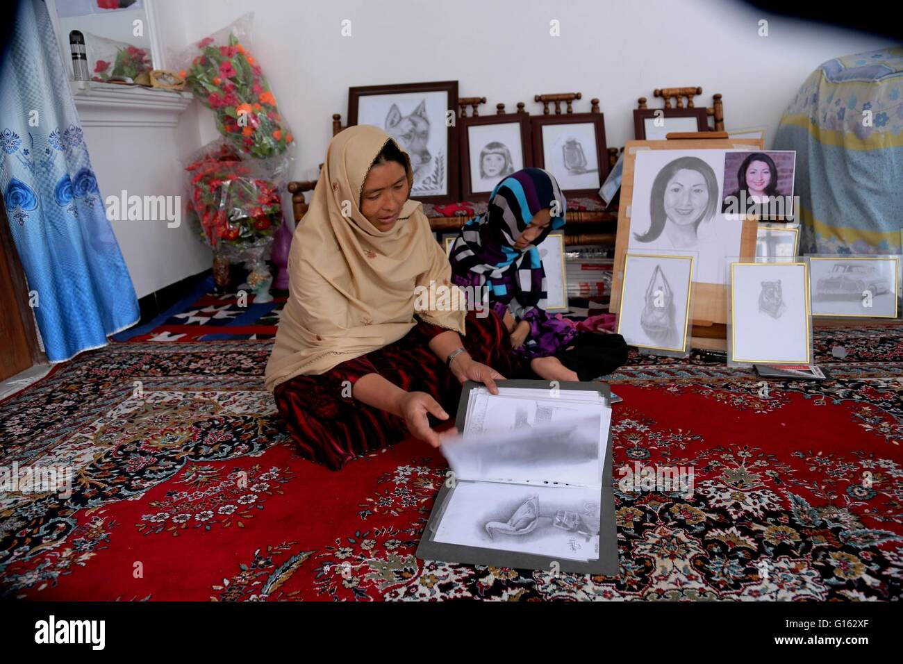 Kabul, Afghanistan. 3rd May, 2016. Rababa's mother shows her paintings ...