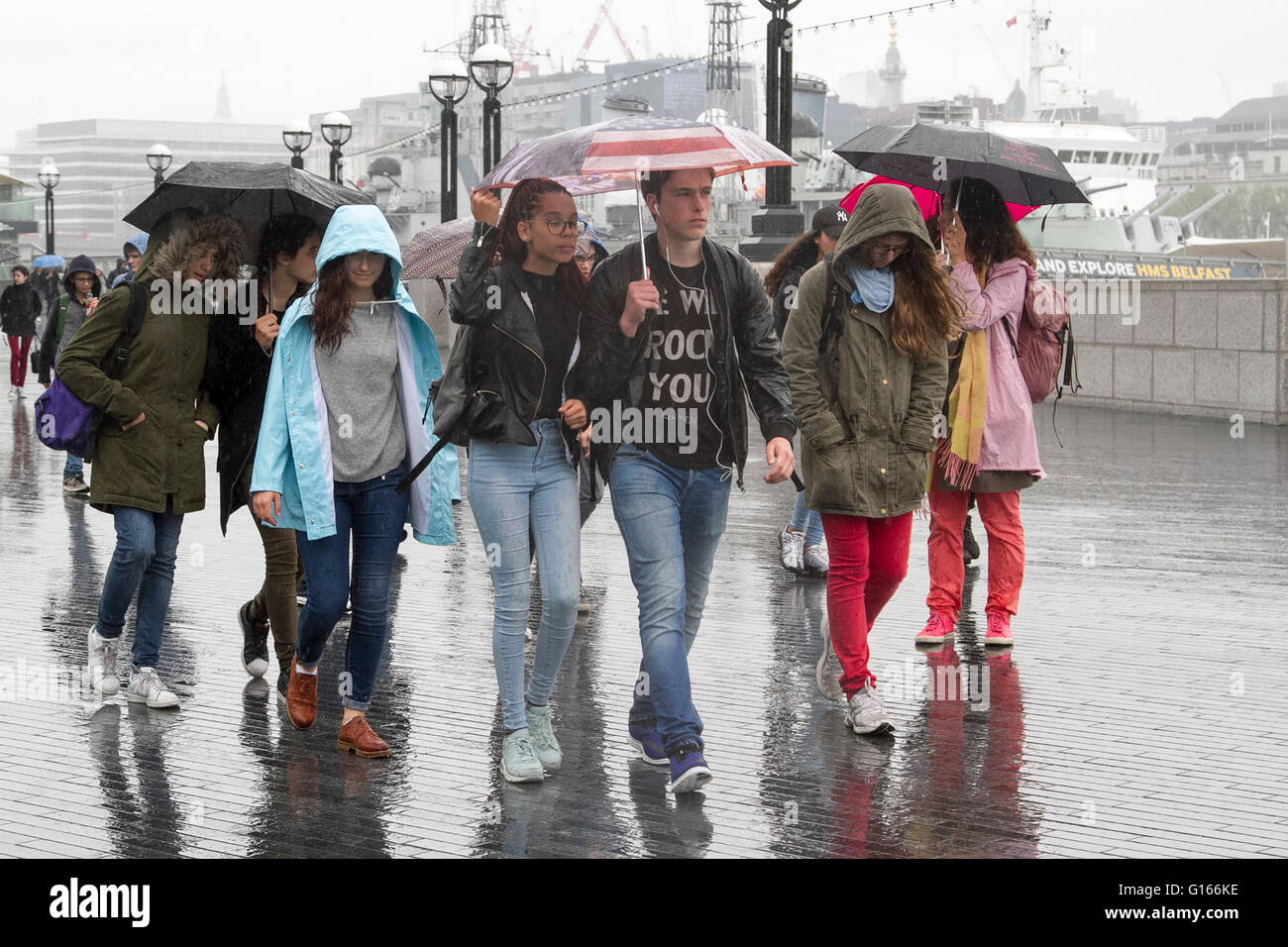 Pedestrians sheltering hi-res stock photography and images - Alamy