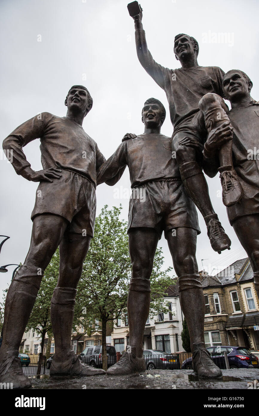 Bobby moore sculpture hi-res stock photography and images - Alamy