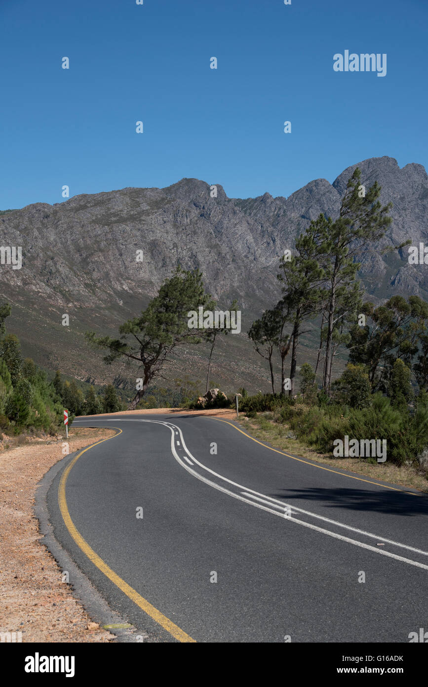Highway pass through mountain hi-res stock photography and images - Alamy