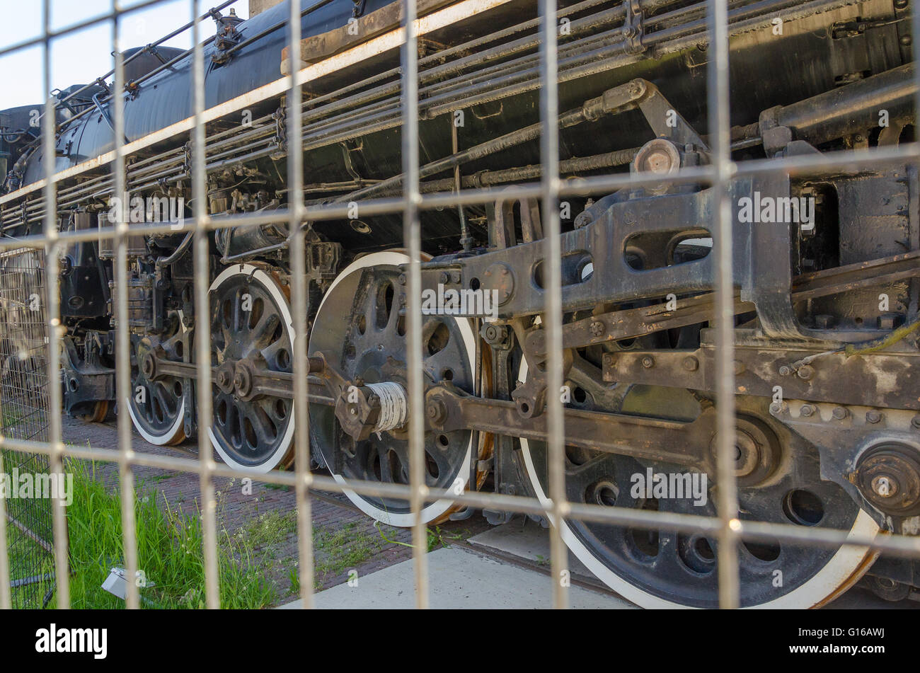 Vintage train engine in roundhouse hi-res stock photography and images ...