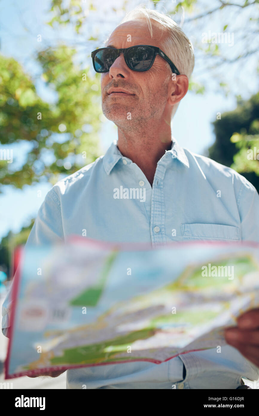 Tourist man holding map hi-res stock photography and images - Alamy